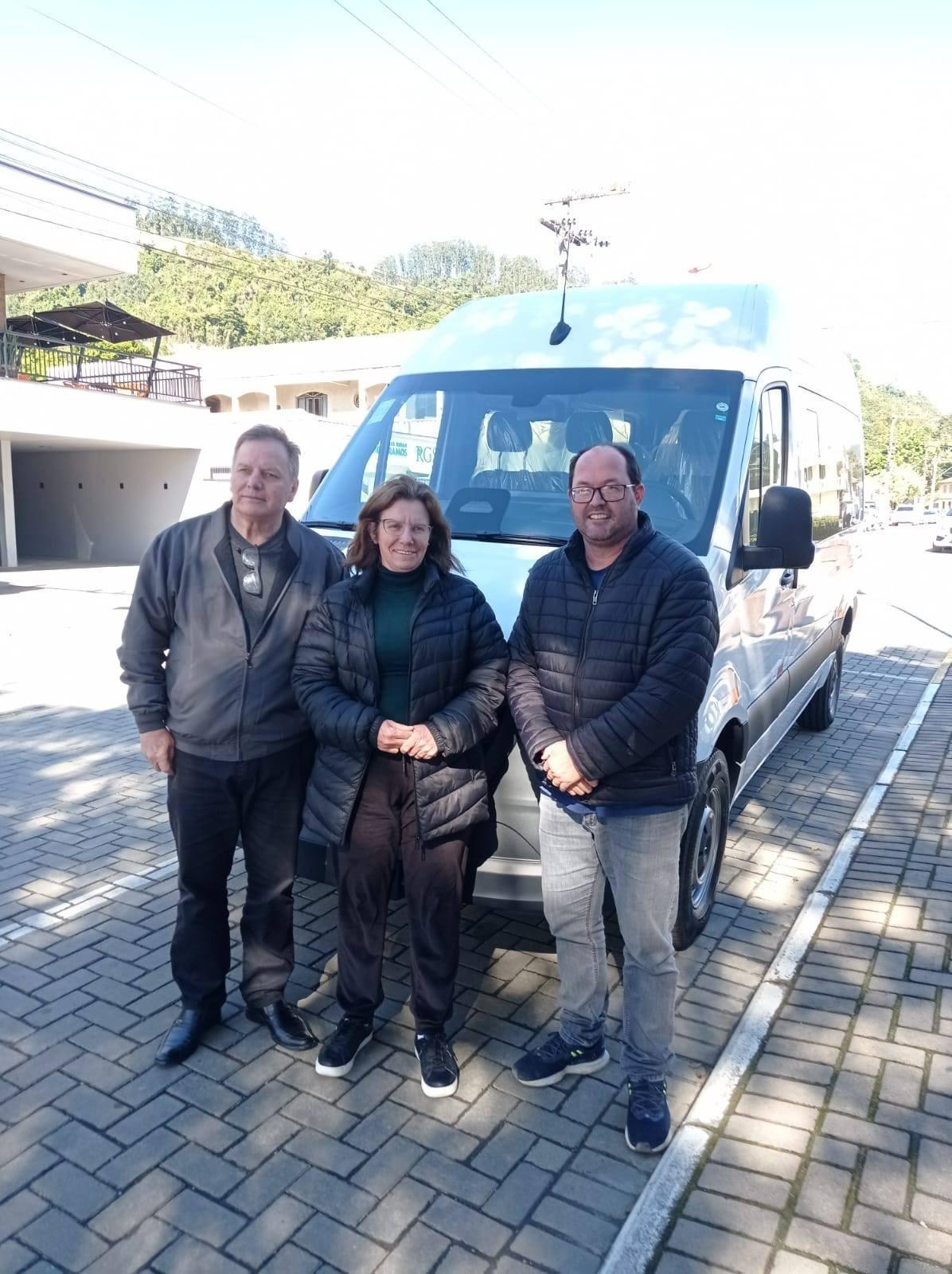 Administração de Vidal Ramos adquire van escolar e caminhão de lixo com ...