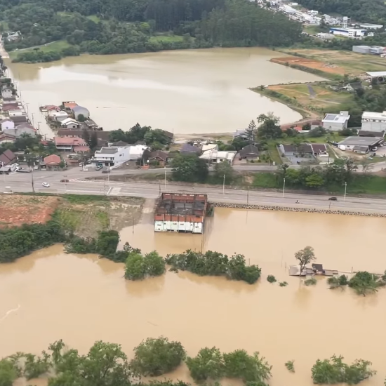Defesa Civil de Rio do Sul mantém a cota de inundação de 12 metros e ... Defesa Civil de Rio do Sul mantém a cota de inundação de 12 metros e ...
